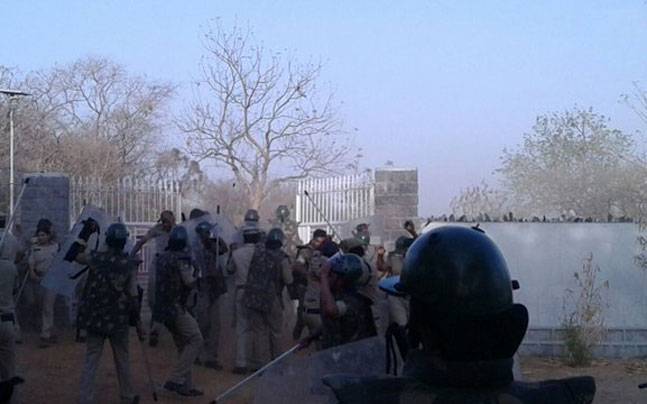 Protest in Hyderabad University as V-C makes a comeback - India Today