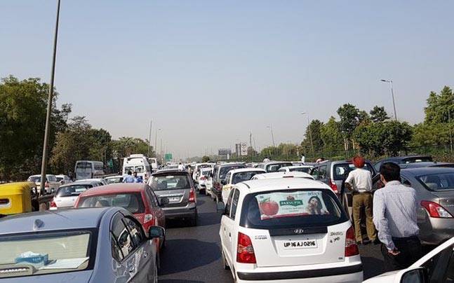 Diesel taxi drivers protest, block traffic on Delhi-Gurgaon border ...