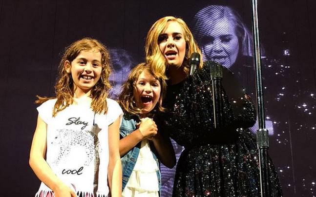 Why did Adele freak out on stage after seeing two little girls? - India ...