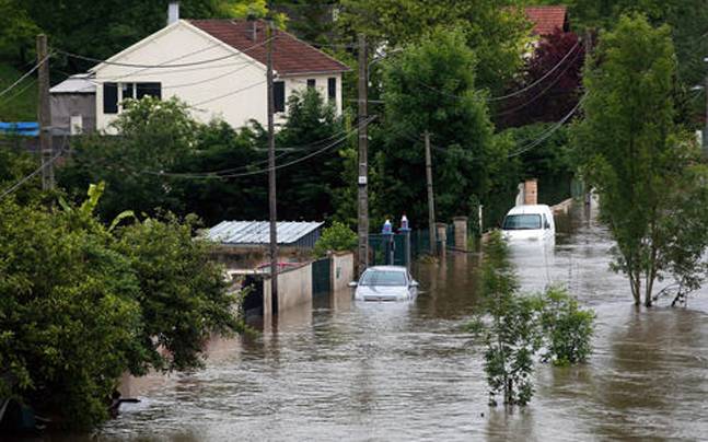 France floods: Seine rising in Paris, streets waterlogged, landmarks ...
