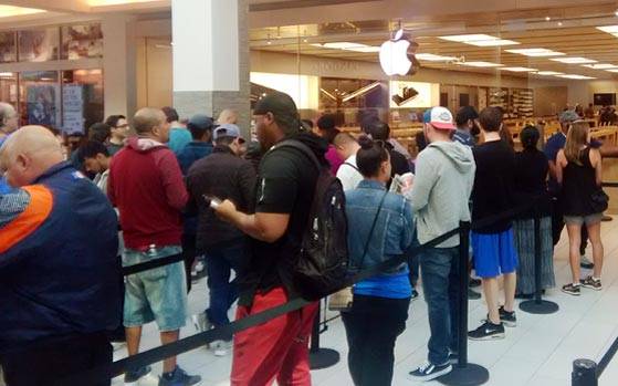 Apple fans make beeline for iPhone 7 at retail stores - India Today