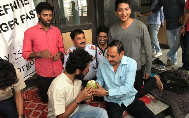 Delhi: Engineering college professor ends hunger strike after Kejriwal ...