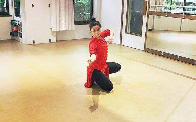 SEE PIC: Alia Bhatt dances away her monsoon blues - India Today
