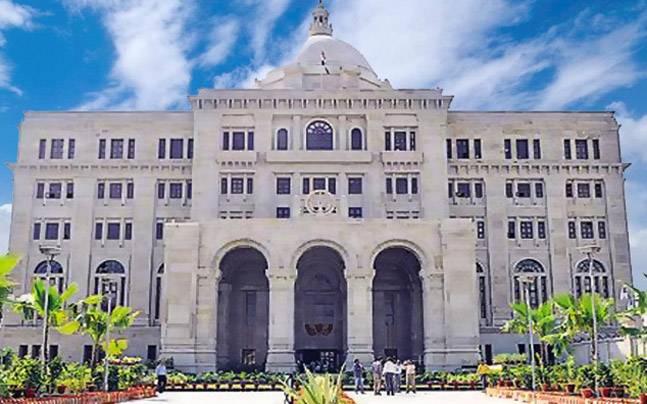 Girl, 7, dies after iron gate of UP Secretariat falls on her, CM Yogi's ...