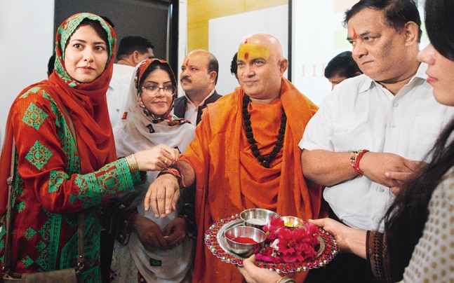 Baloch women find brothers tie rakhi to Indians - India Today