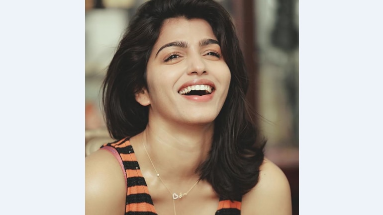 Kabali actress Sai Dhanshika sets internet on fire with her silambam ...