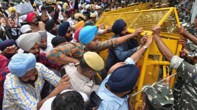 Sikhs burn effigy, launch massive protest outside Pakistan embassy ...