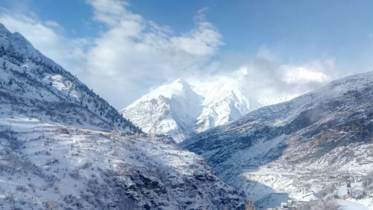 Himachal: 12 people stranded in Lahaul-Spiti due to heavy snowfall - India Today