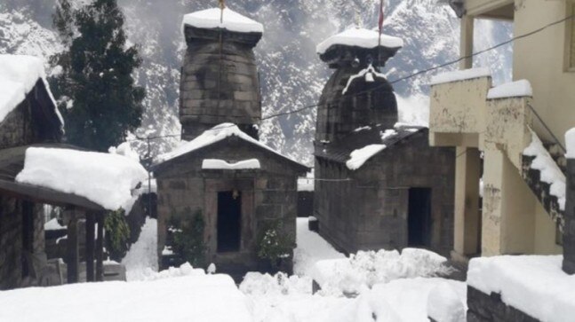 Dehradun: Chamoli lashed with heavy snowfall - India News