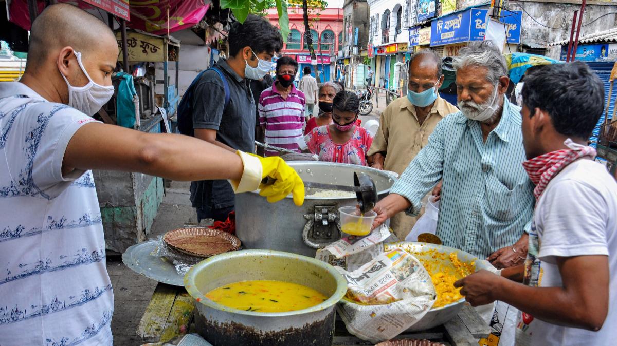 Test people cooking food at community kitchens daily: UP CM to officials