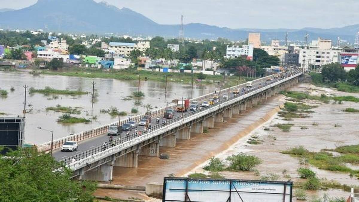 Tamil Nadu: Traffic on NH-45 hit as old bridge across Palar closed for ...