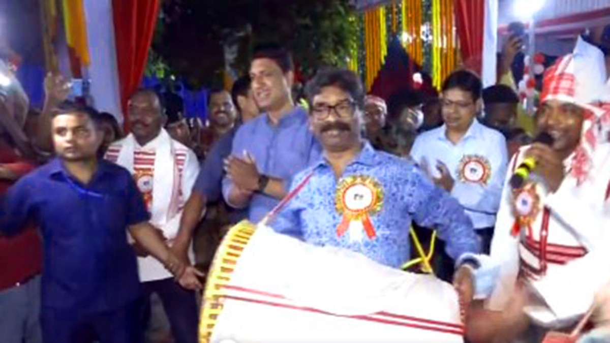 Watch | Jharkhand CM Hemant Soren tries his hands at folk instrument ...