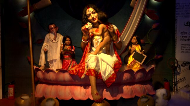 This Pandal In Kolkata Features First Silicon Durga Idol Depicting