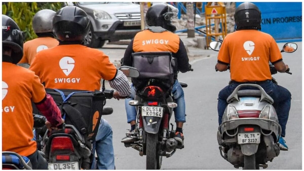 Swiggy delivery agent goes beyond duty to help elderly couple connect ...