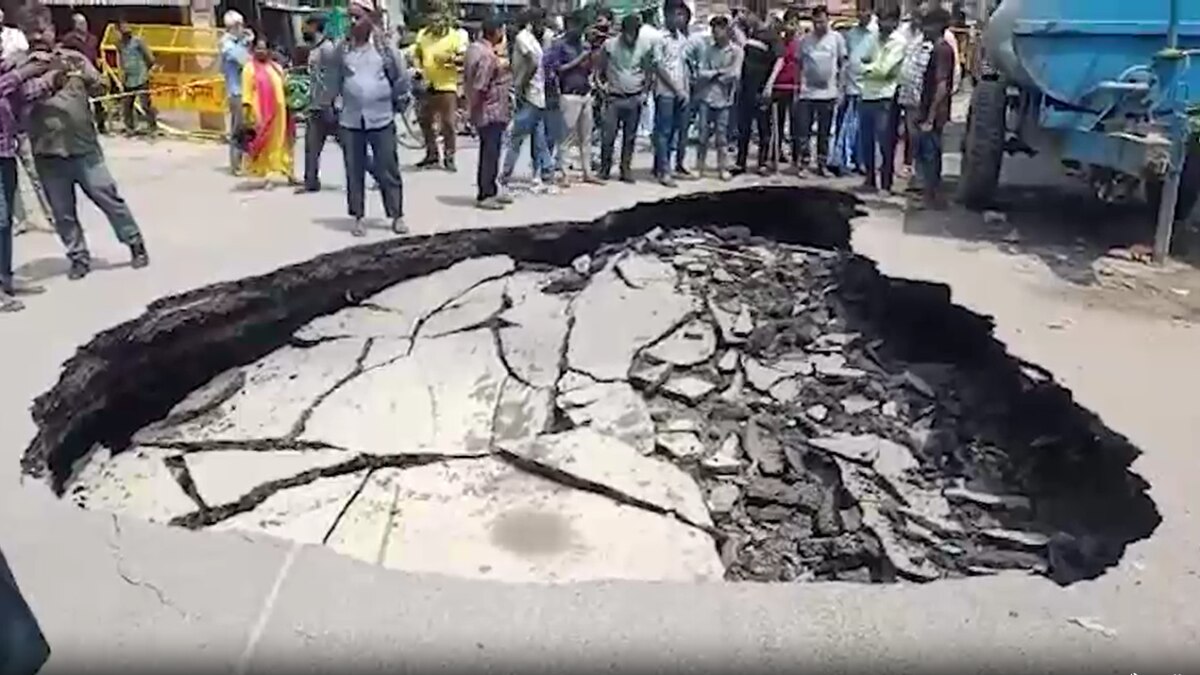 Portion of road caves in at Delhi's Khureji Khas, police negligence ...