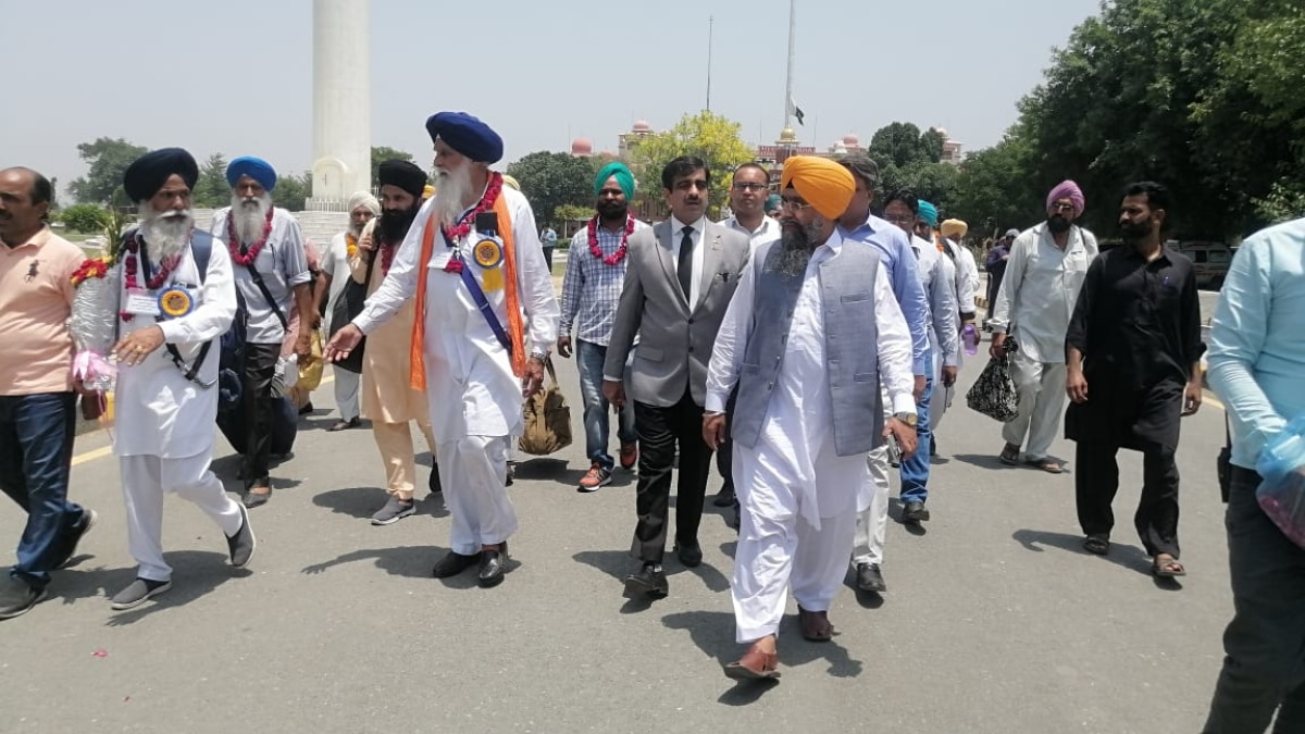 170 Indian Sikh pilgrims reach Pakistan's Lahore for Jorr Mela - India ...