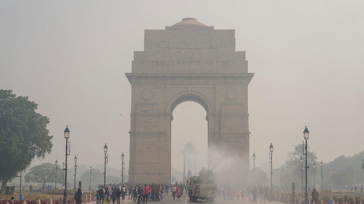 Delhi weather updates: Delhi-NCR in grip of cold wave, thick fog, air ...