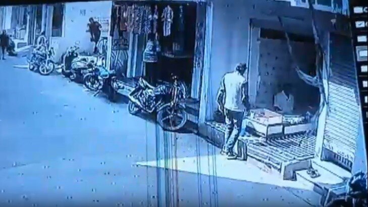 Caught on CCTV: Thieves steal gold worth lakhs from Madhya Pradesh shop ...