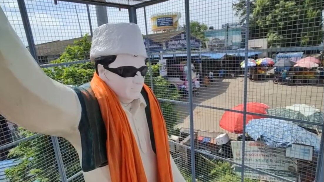 AIADMK holds protest over saffron scarf on MGR statue, files complaint ...