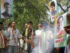 Cong workers celebrate in Delhi - India Today