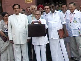 Pranab reaches Parliament - India Today