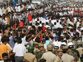 Kolkata garment industry on strike - India Today