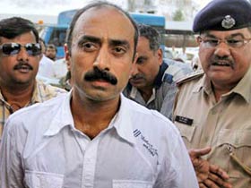 Gujarat IPS officers support Bhatt - India Today