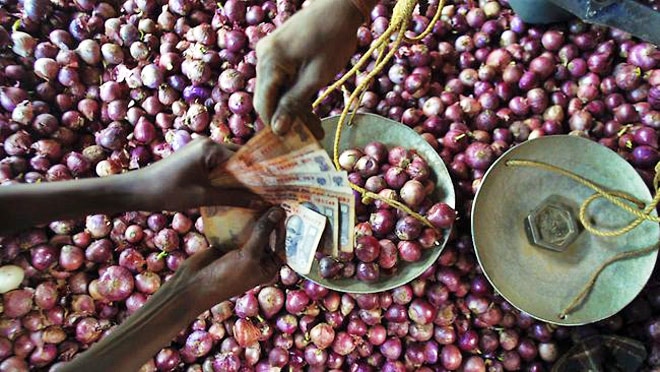 Onion price soars, brings tears to aam aadmi's eyes - India Today