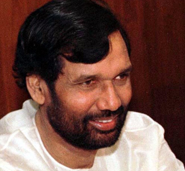 Badaun rape case: Ram Vilas Paswan meets victim's family - India Today