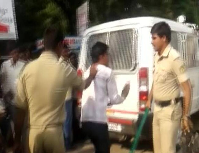 Police beat up alleged mobile phone thief in public near Bangalore ...