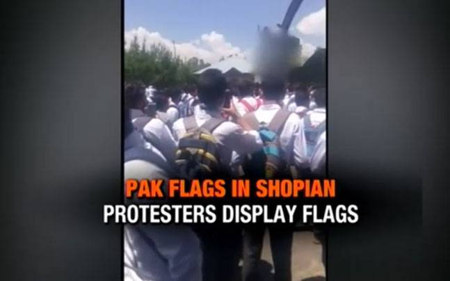 Kashmir: Students clash with security forces in Shopian, unfurl ...