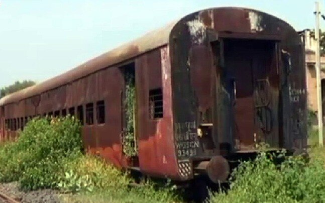 Godhra train burning case: Gujarat HC commutes sentence of 11 death row ...