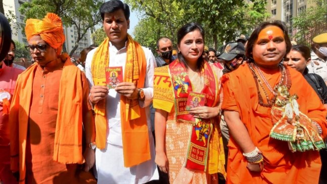 Hanuman Chalisa row: MP Navneet Rana, her MLA-husband Ravi Rana hold press conference | Watch ...