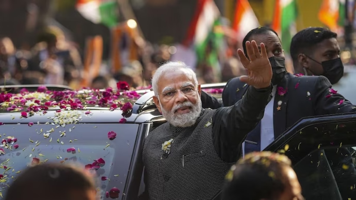 Watch: PM Modi takes out 10-km roadshow in Bengaluru - India Today