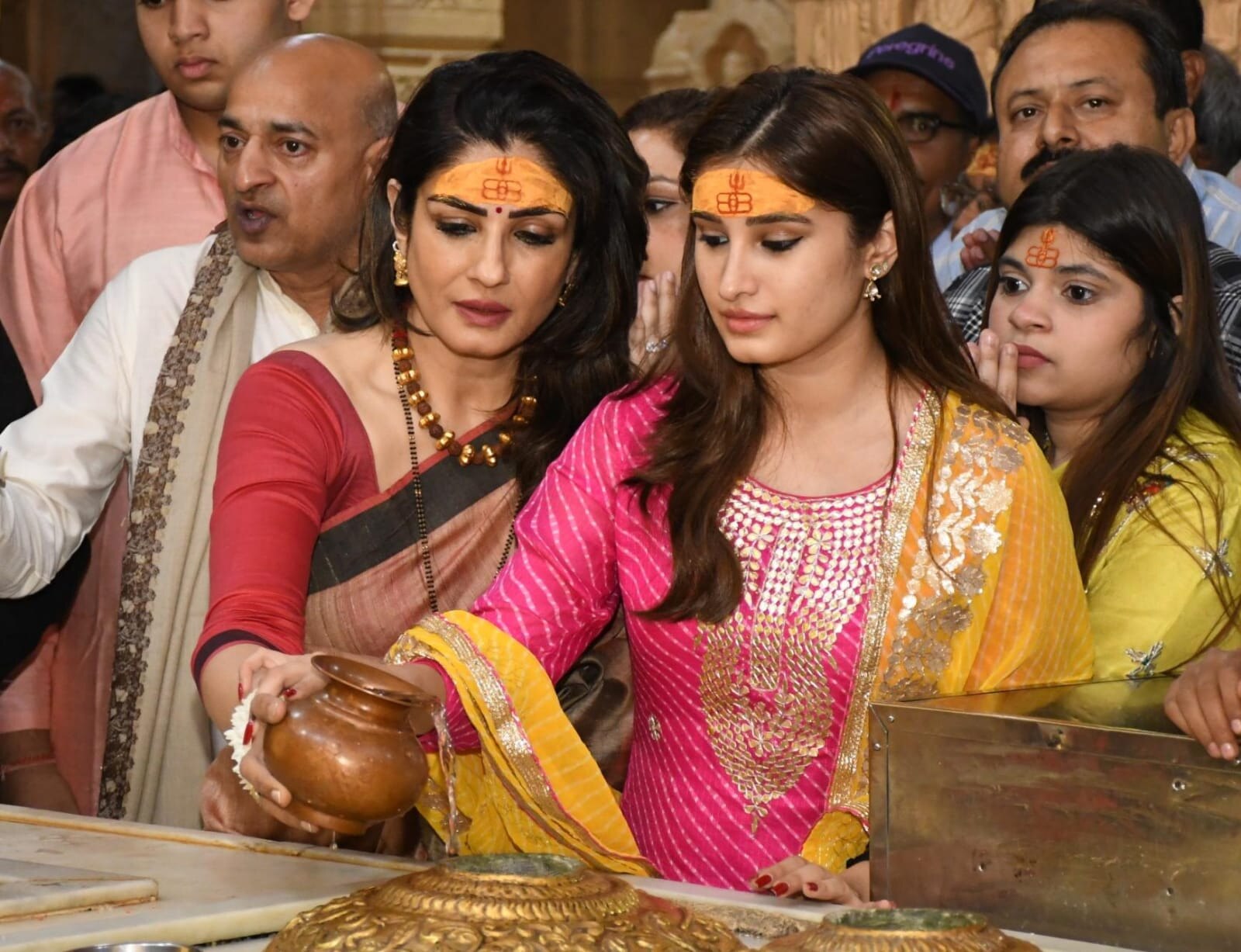 Raveena Tandon seeks blessings at Somnath Jyotirlinga Temple with Rasha ...