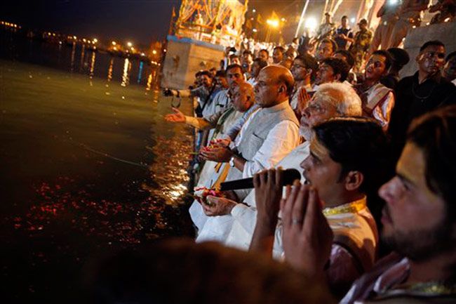 Modi offers prayers at Kashi Vishwanath, attends Ganga aarti | IndiaToday