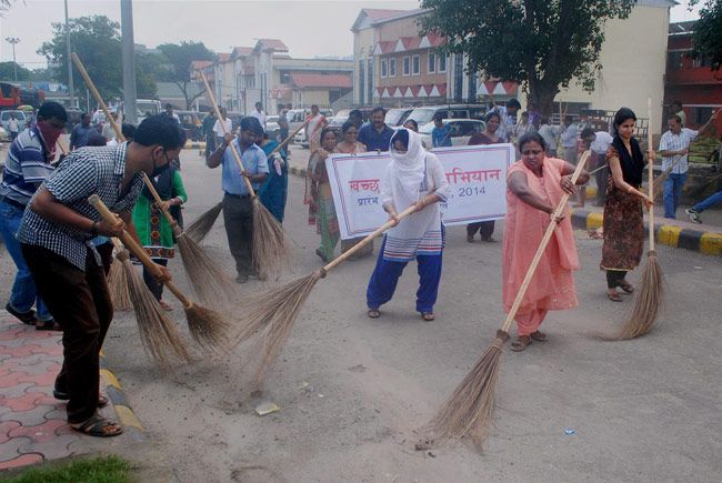 Swachh Bharat Mission: Modi's ministers scramble for brooms | IndiaToday