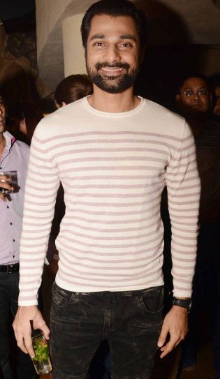 Asha Negi, Suyyash Rai, Narayani Shastri: TV celebs at restaurant ...