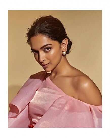 Deepika Padukone looks unbelievably hot in one-shoulder pink top and ...