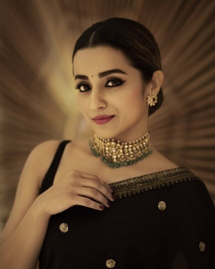 Trisha in black saree leaves hearts racing on awards night. See pics ...