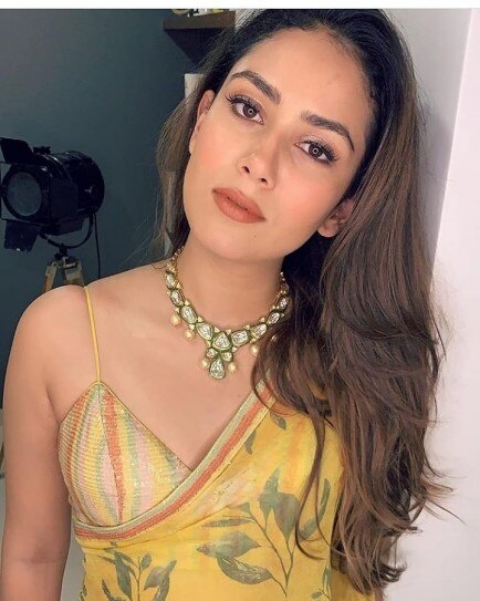 Mira Rajput pairs bralette with a saree and nails ethnic fashion. See ...