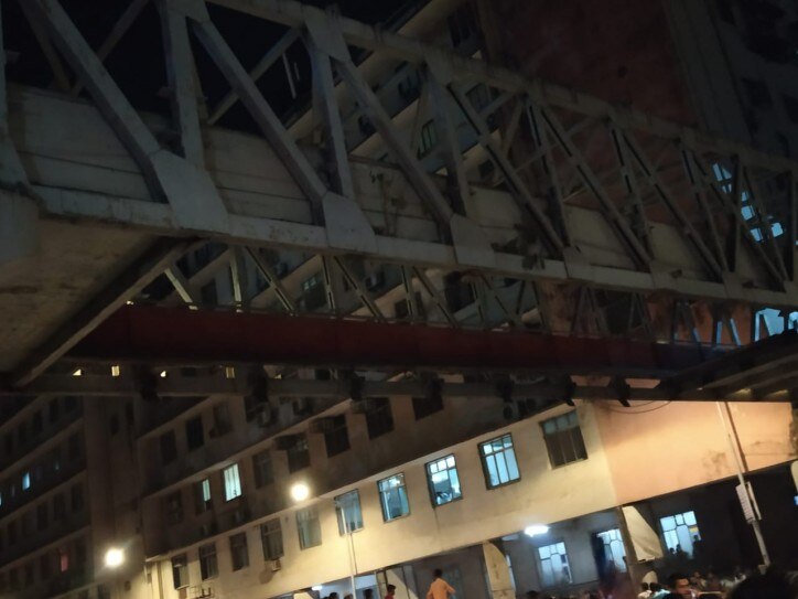 Foot over bridge collapses at CST in Mumbai | IndiaToday