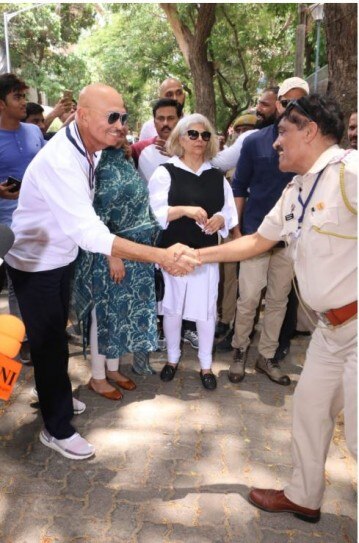 Lok Sabha Elections 2019: Hrithik Roshan arrives with dad Rakesh and ...