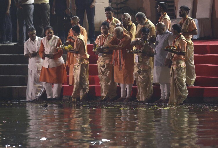 PM Modi performs Ganga aarti at Dashashwamedh Ghat in Varanasi | IN ...