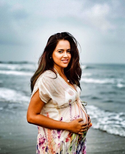 Sameera Reddy bares baby bump in gorgeous beach photoshoot. See pics ...
