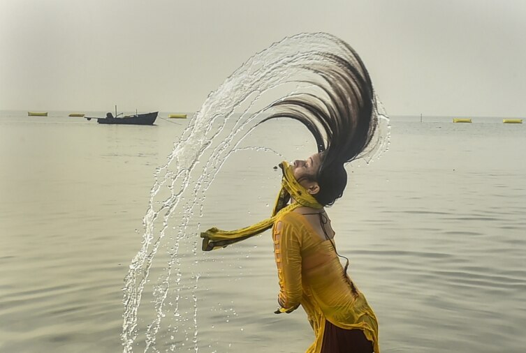 Pilgrims take a holy dip in Gangasagar ahead of Makar Sankranti | In ...
