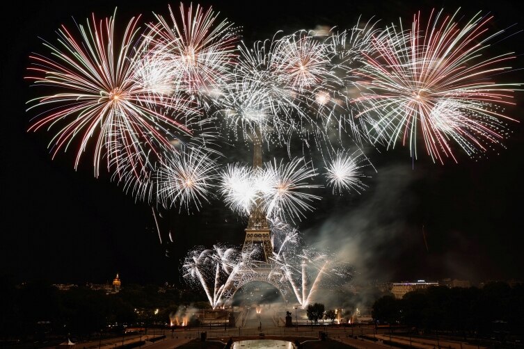 Fireworks at Eiffel Tower light up Paris sky as France celebrates ...
