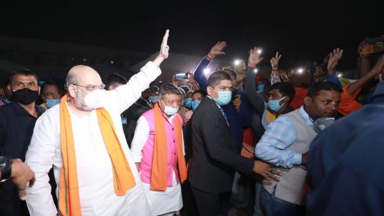 রাজ্যে এলেন অমিত শাহ, বিমানবন্দরে পুষ্পবৃষ্টি সমর্থকদের - Central Home ...