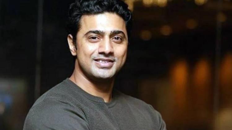 Corona: করোনা রোগীদের মুখে খাবার তুলে দিচ্ছেন দেব - Bengali actor and ...