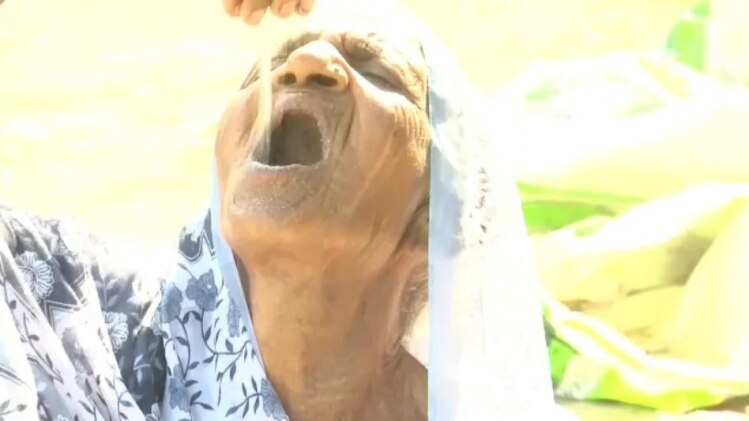 Old Woman Eating Sand: দিনে আধা কেজি বালি খান, ১৮ বছর বয়স থেকে এই ...